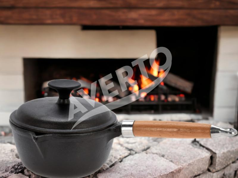 Cast iron pot with wooden handle & lid | Averto